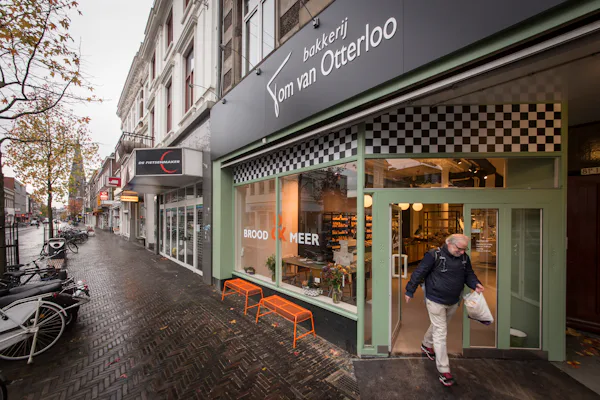 Van Otterloo door als bakkerista, winkel Graaf Lodewijkstraat naar 't ...