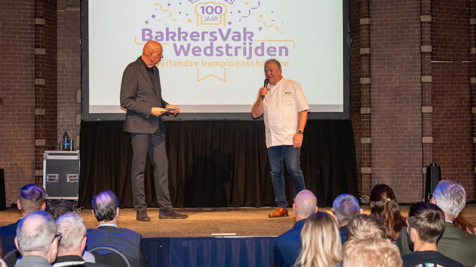 Nico Bloem bij afscheid: 'Zorg voor een goede basis voor je gaat verdiepen'